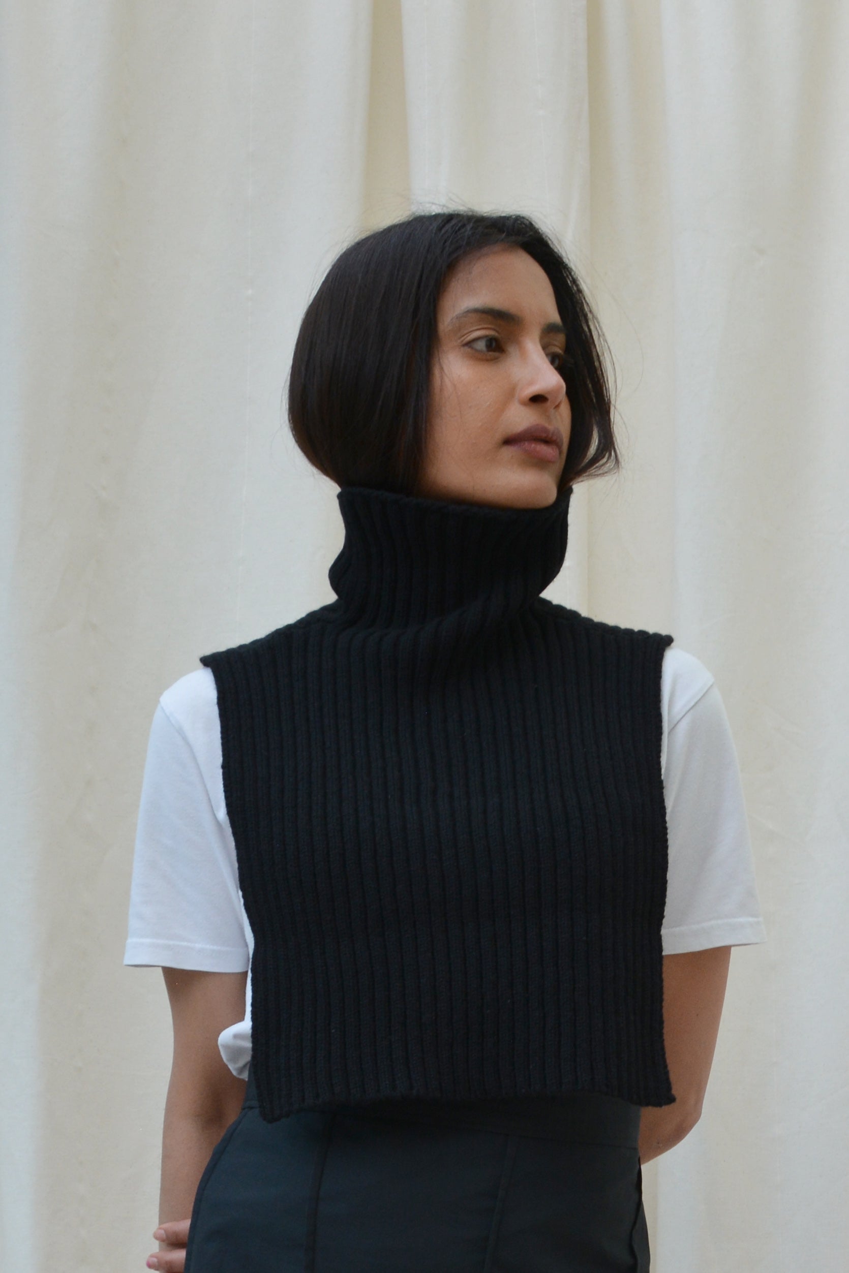 LILLEØ LAMBSWOOL BIB HIGH NECK – OMHU